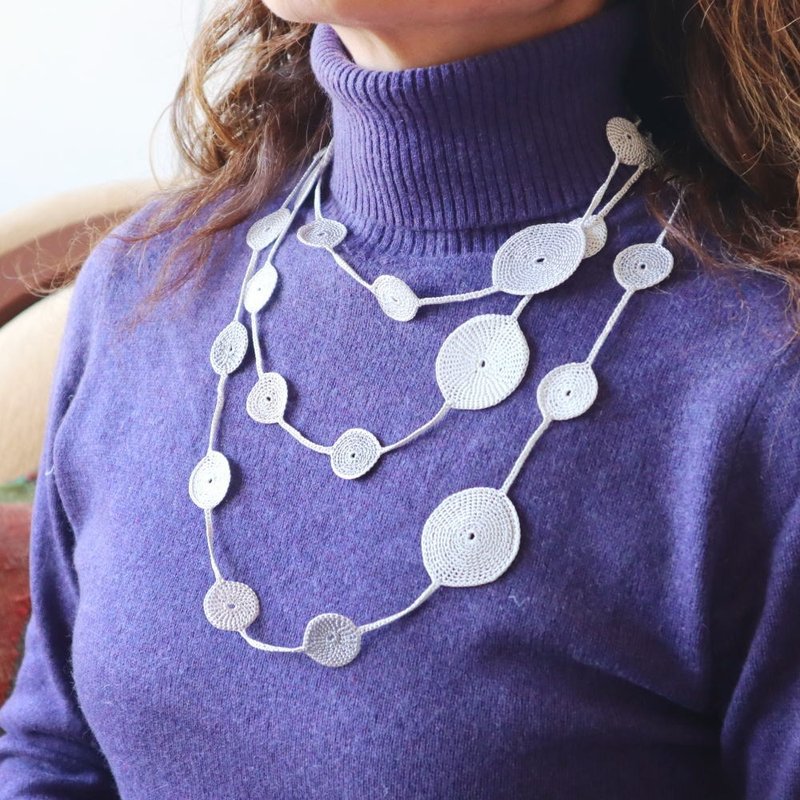 レース編みの180cmラリエット【ドロップ】アイスグレー AYTURK｜項鍊人氣榜 - Pinkoi