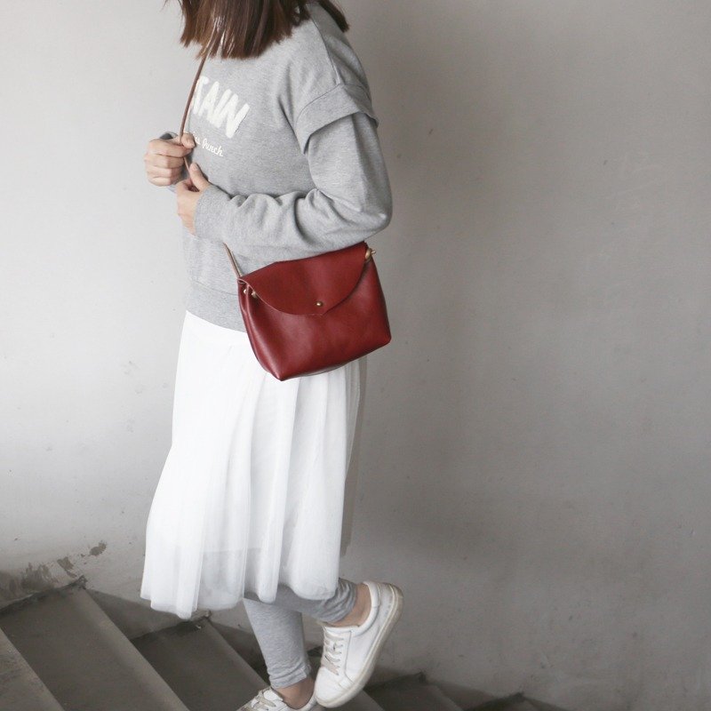 *Mingen'Handiwork*手工簡約復古紅牛皮斜跨水餃皮包PB16006 mingenhandiwork｜側背包/斜背包人氣榜 - Pinkoi