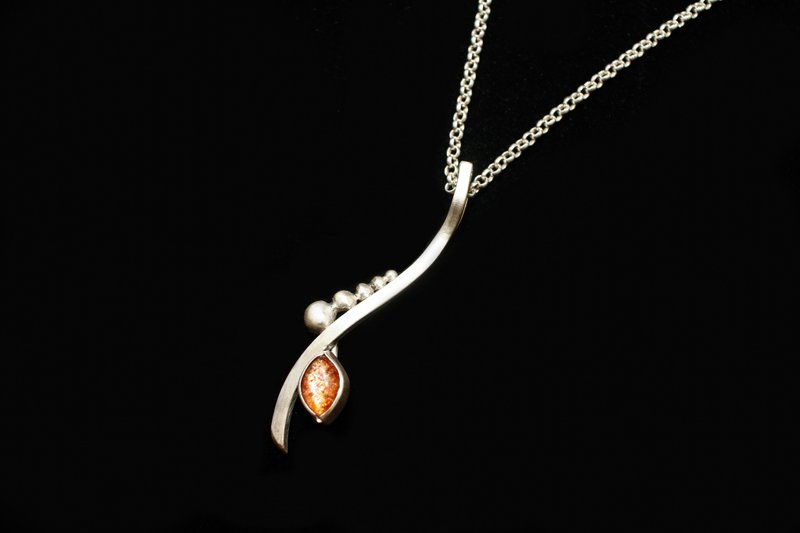 【水晶系列】 頂級金太陽石 925純銀墜 光強 _ 優雅之流 鉍元素 SBI｜項鍊人氣榜 - Pinkoi