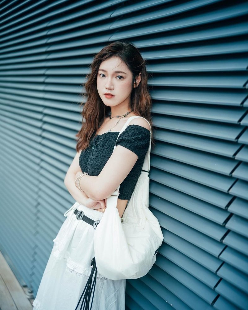 【DOUGHNUT】防潑水 手提/肩背/斜背 3用 澎澎半月包 穿搭-白石SE DOUGHNUT - 來自香港的包包設計品牌｜側背包/斜背包人氣榜 - Pinkoi