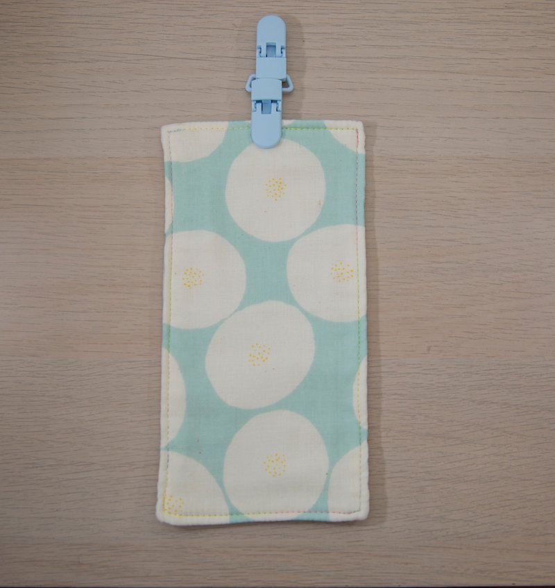 白胖胖麵包 手作手帕/幼兒園手帕夾/兒童手帕/口水巾 Pu.sozo布手作｜圍兜/口水巾人氣榜 - Pinkoi