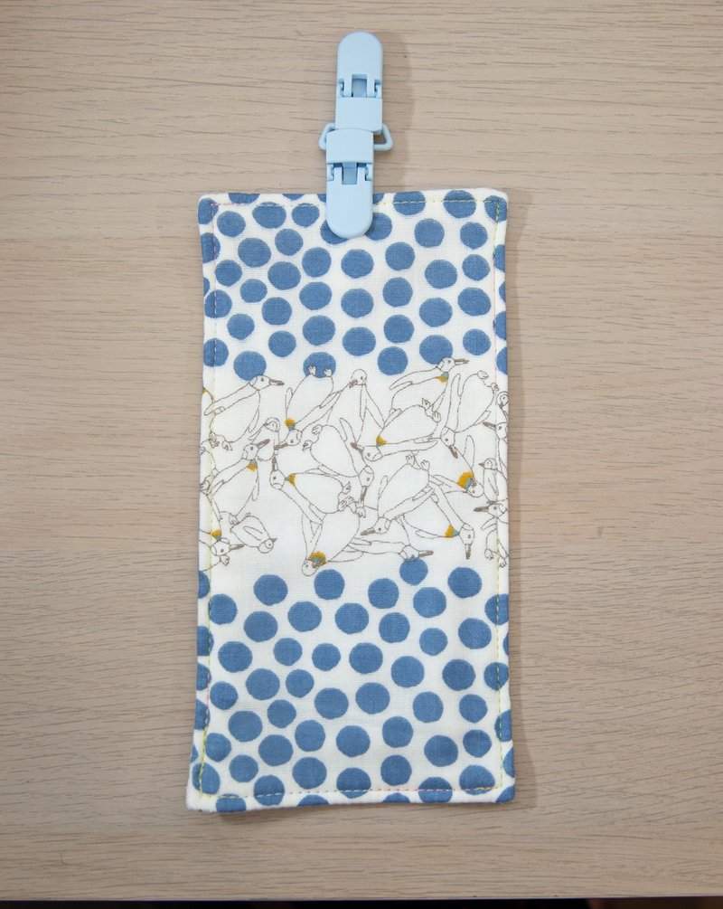 水玉企鵝藍 手作手帕/幼兒園手帕夾/兒童手帕/口水巾 Pu.sozo布手作｜圍兜/口水巾人氣榜 - Pinkoi