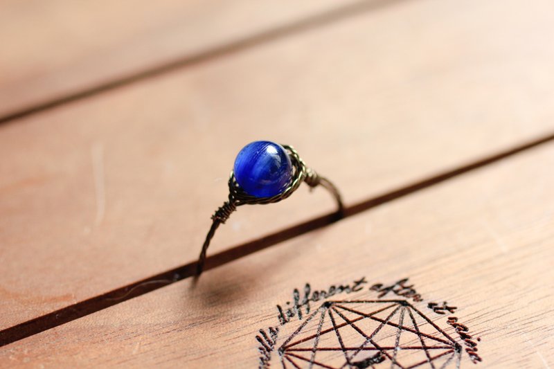 9月誕生石 -6mm藍晶銅線扭繩戒指 WORLD SMELLS DIFFERENT AFTERITRAINS｜戒指人氣榜 - Pinkoi