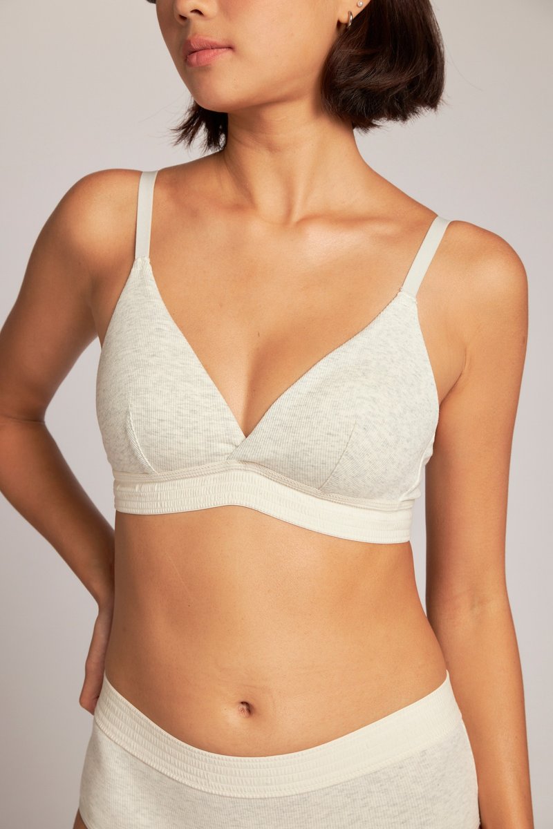 柔韌・美式深 V 拼色三角杯 - 麻灰白 韌 REN｜無鋼圈內衣｜女內衣褲人氣榜 - Pinkoi