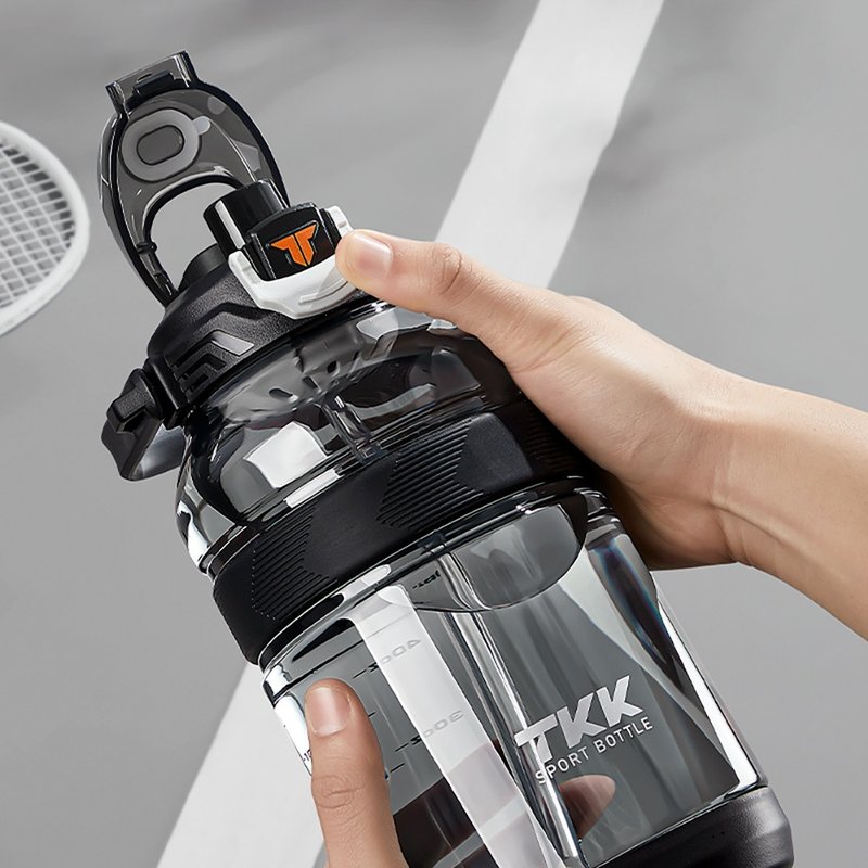 【TKK】美國進口Tritan戶外攀峰 手提+背帶運動水壺1200ML-火山黑 TKK專業運動水壺 台灣代理｜水瓶/水壺人氣榜 - Pinkoi