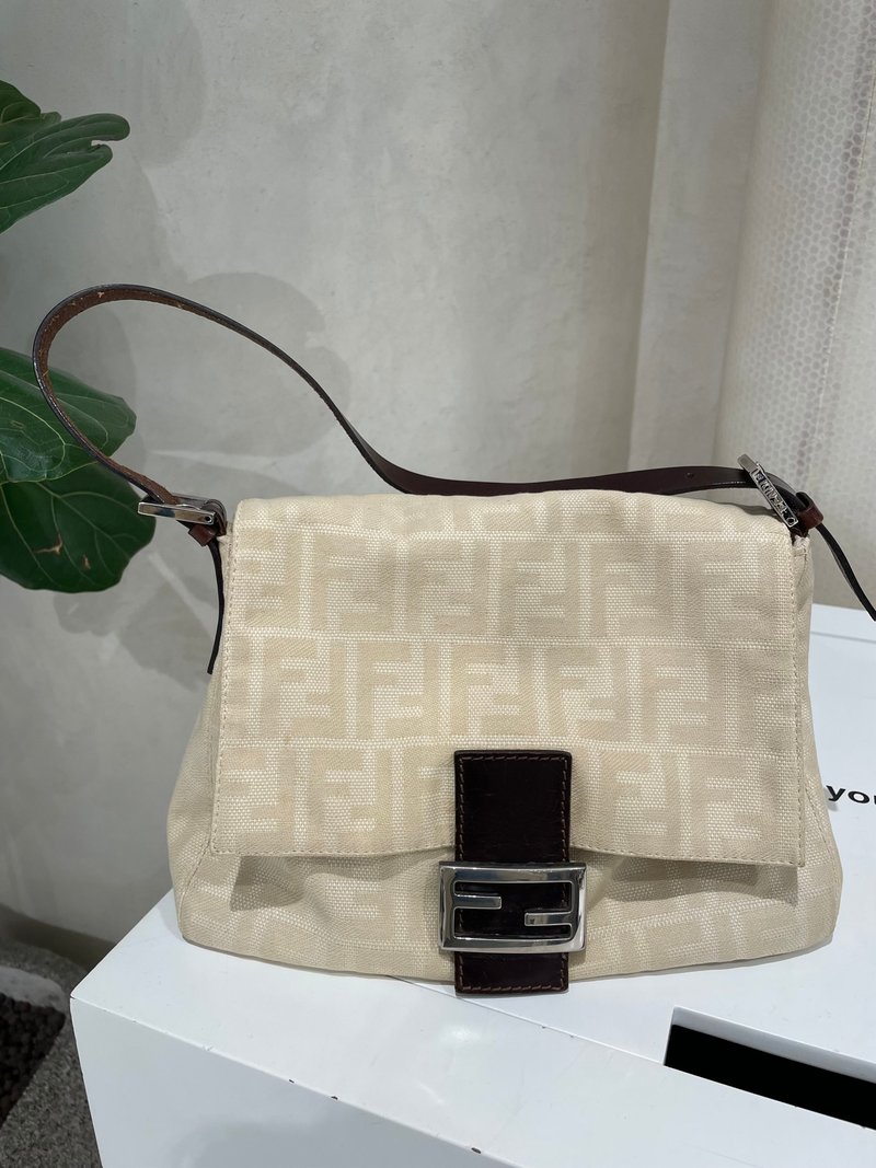 芬迪中古米色老花Mamma法棍 Fendi Vintage Beige Zucca Mamma Ba Retro-Chic｜側背包/斜背包人氣榜 - Pinkoi