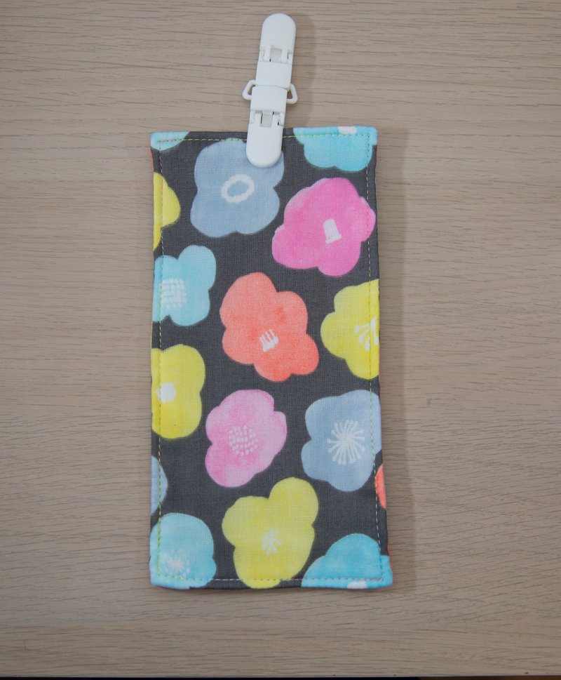 繽紛彩花 手作手帕/幼兒園手帕夾/兒童手帕/口水巾 Pu.sozo布手作｜圍兜/口水巾人氣榜 - Pinkoi