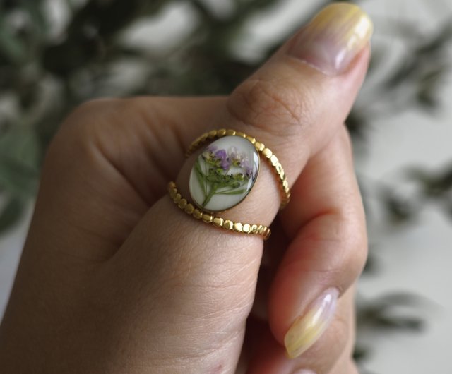 Make A Pretty Pressed Flower Ring DIY Style Guidecentral | atelier-yuwa.ciao.jp