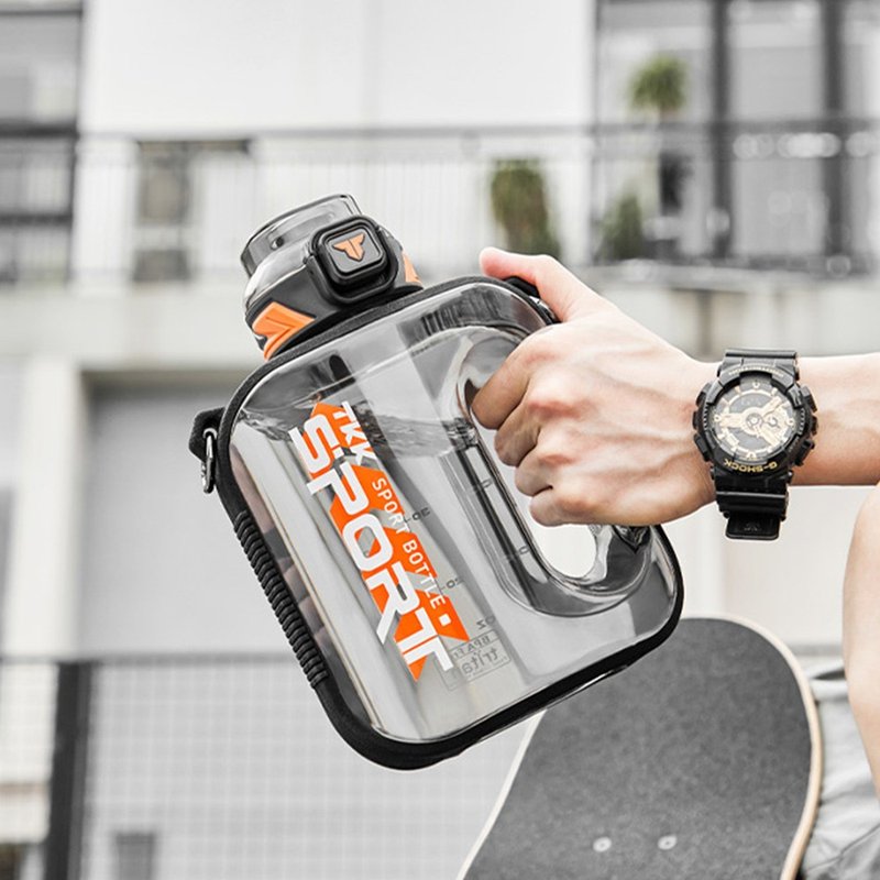 【TKK】美國進口Tritan邁越系列 手提+背帶運動水壺1000ML-火山黑 TKK專業運動水壺 台灣代理｜水壺/水瓶人氣榜 - Pinkoi