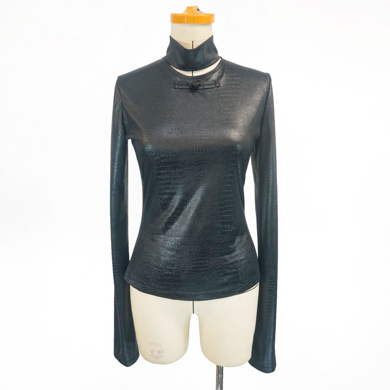 Aman No.83 黑色皮革感微立體壓紋彈性布料盤釦挖領長袖上衣 三八計 Aman｜女上衣/長袖上衣人氣榜 - Pinkoi