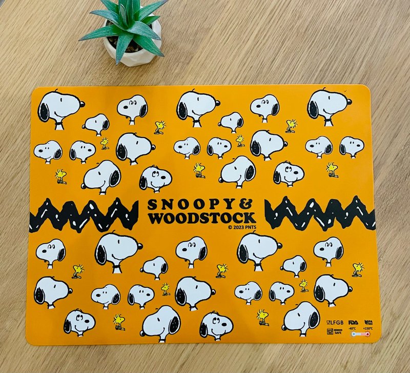 SNOOPY 史努比食品級矽膠餐墊 PEANUTS正版授權(橙色) Me Too!｜桌布/桌巾/餐墊人氣榜 - Pinkoi