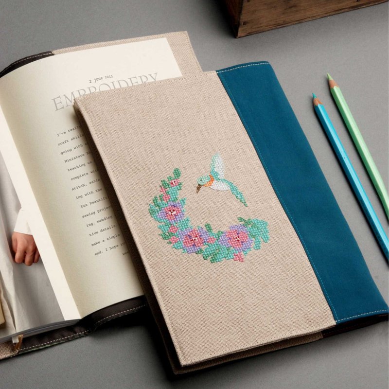 【蜂鳥花束布書套】十字繡材料套組 文具用品 DIY | XiuCrafts - 設計館 繡Xiu Crafts 編織/刺繡/羊毛氈/縫紉 - Pinkoi