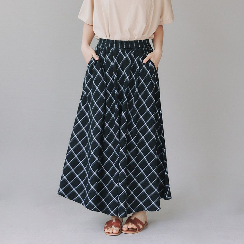 【Simply Yours】格紋鬆緊A字長裙 黑F Simply Yours｜裙子/長裙人氣榜 - Pinkoi