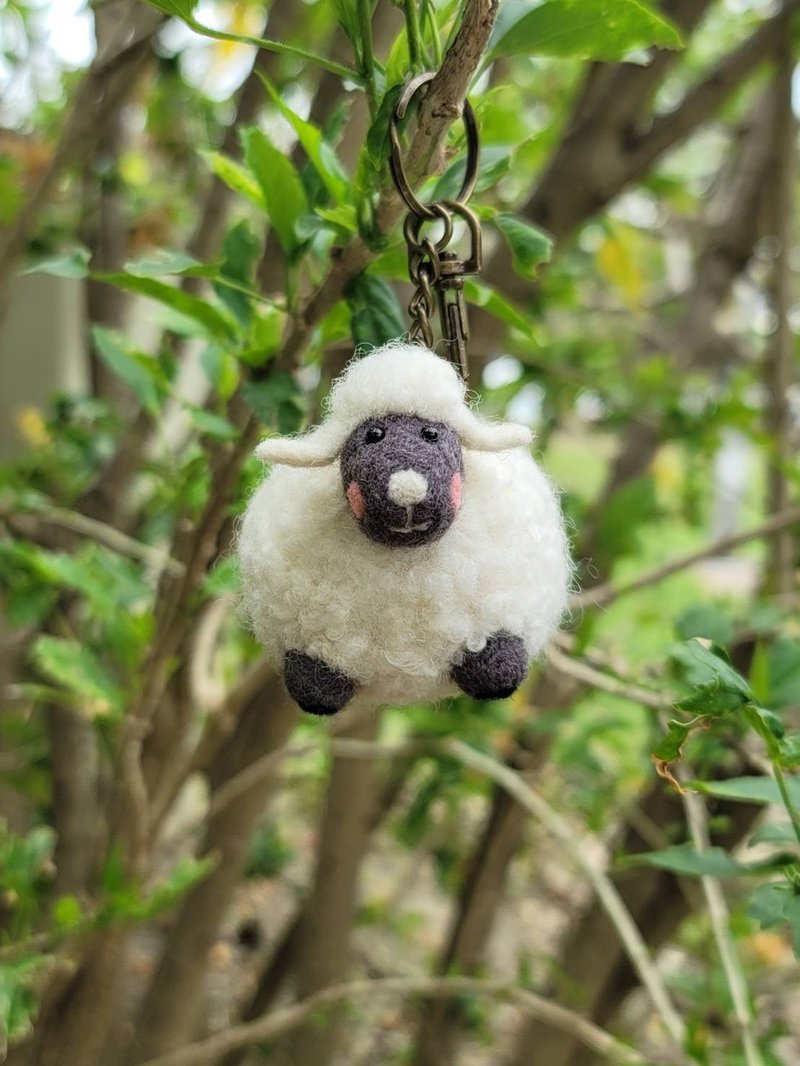 手工羊毛氈-可愛綿羊鑰匙圈 漫步陽光.手作｜編織/刺繡/羊毛氈/縫紉人氣榜 - Pinkoi