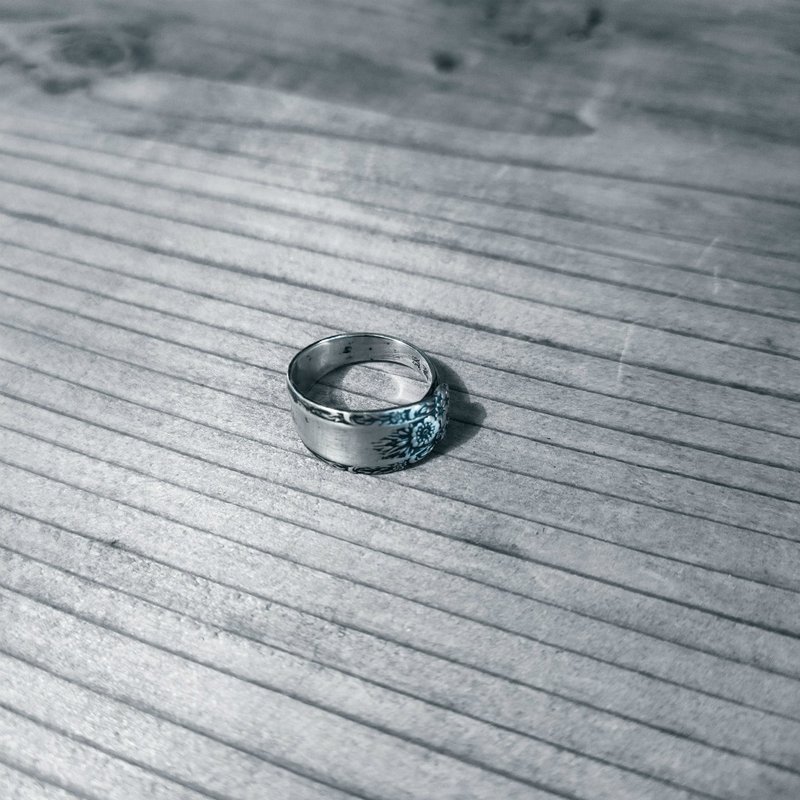 A cute antique spoon remake ring with a small flower lover relief_868 ...