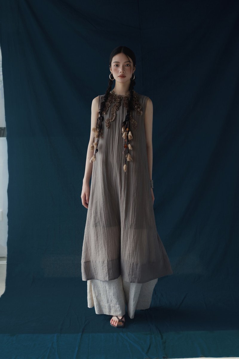 Lododo 兩色微透立體抽褶背心連衣裙寬松慵懶風無袖立體花設計 Lododo｜洋裝/連身裙人氣榜 - Pinkoi