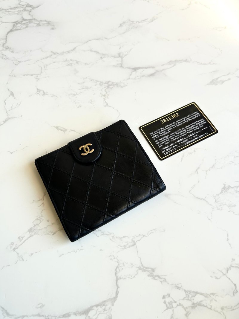 中古Chanel雙面小羊皮革 黑色短夾 皮夾 錢包 小包 古董二手包 - ショップ LA LUNE Vintage: Antiques from Japan 財布 - Pinkoi