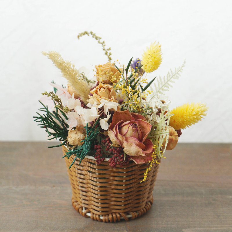 【籐籃系列】可掛可放的兩用桌花擺飾 SUN 風格花物｜乾燥花/永生花人氣榜 - Pinkoi