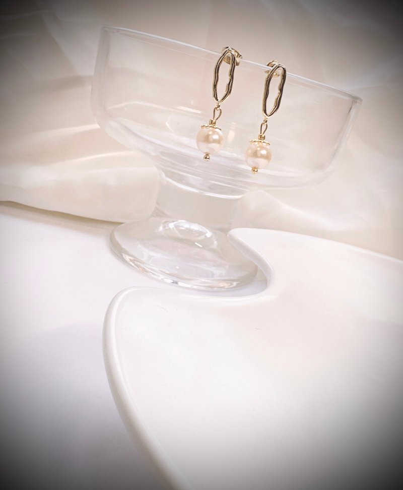 C&W 日本進口天然淡水正圓珍珠14k金s925純銀不規則熔岩時尚耳環 C&W｜耳環/耳夾/耳骨夾人氣榜 - Pinkoi