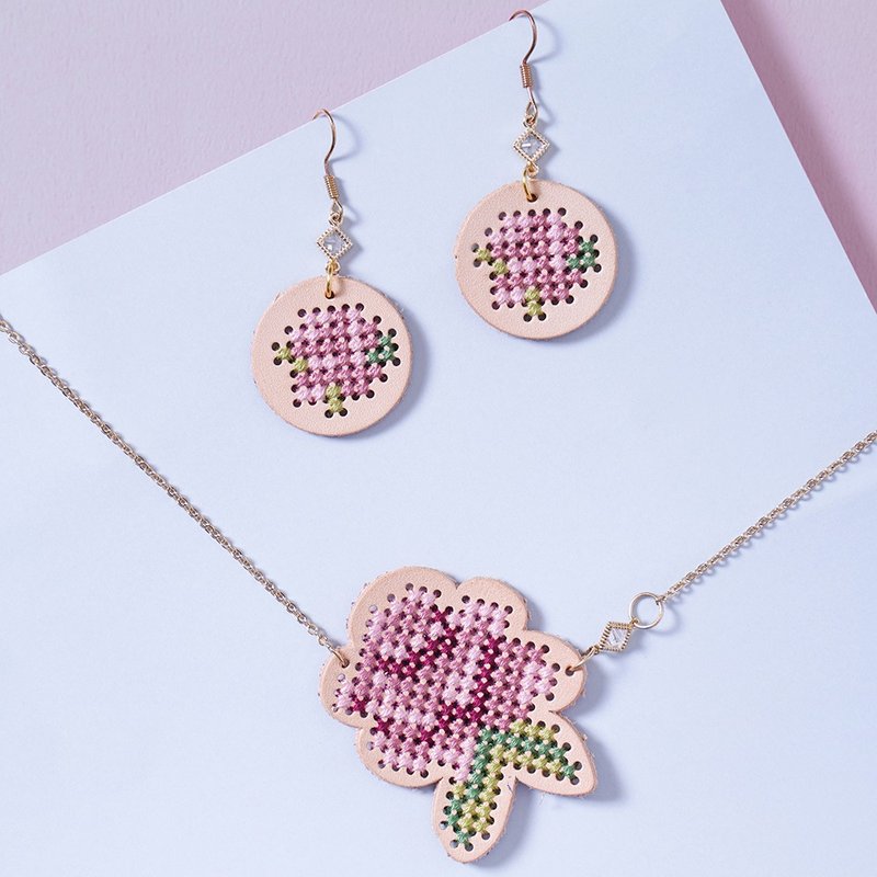 【玫瑰飾品】十字繡材料組 手作耳環項鍊 母親節禮物 | XiuCrafts Jeantopia | 知音文創設計館｜編織/刺繡/羊毛氈/縫紉人氣榜 - Pinkoi