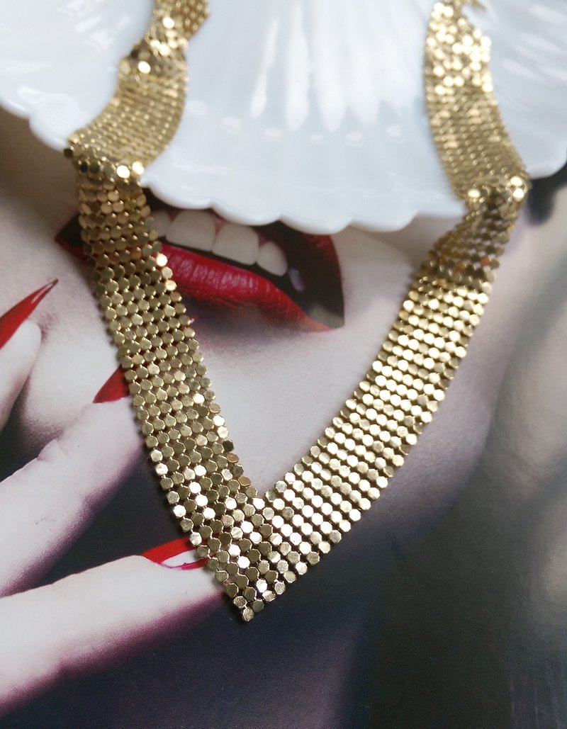 V-shaped mesh metal chain necklace necklace. Western antique jewelry ...