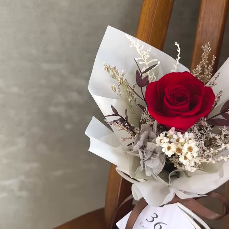 袋に入ったレッドバラの小さな花束 - ショップ 36.5c-flower 袋に入ったレッドバラの小さな花束 - ショップ 36.5c-flower