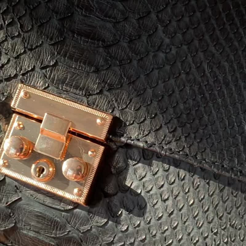 black bag python leather - 設計館 MissPython 側背包/斜背包 - Pinkoi